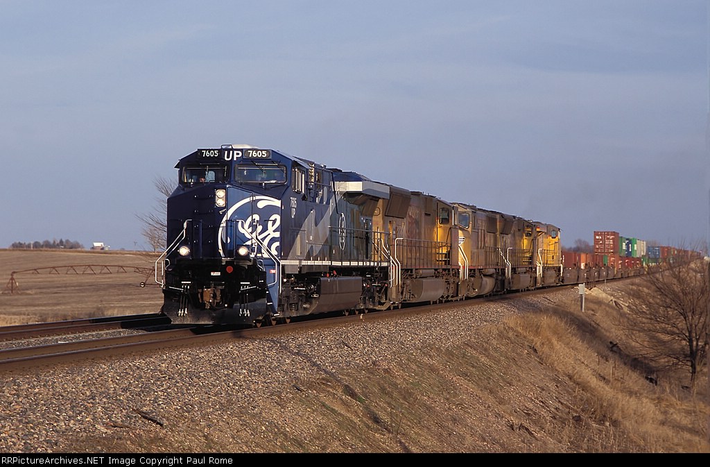 UP 7605 leads the Westbound IG2LB